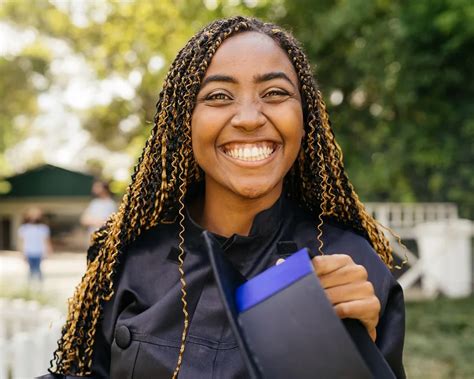 23 Stunning Graduation Hairstyles For Your Special Day