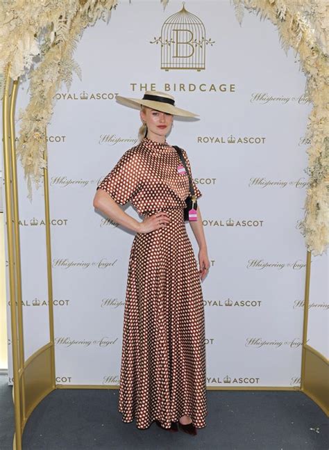 Issy Knowles La Modelo Que Ha Versionado El Mítico Look De Julia