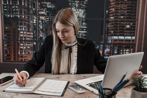 Mulher De Negócios Jovem Trabalhando Com Computador E Escrevendo No Ntepad No Escritório Gerente
