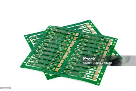 흰색 배경에 분리 된 인쇄 회로 기판 Pcb를 곱했습니다 Pcb 어셈블리 생산 라인에 대한 스톡 사진 및 기타 이미지 생산 라인 회로판 0명 Istock