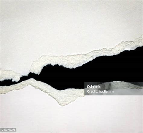 검은색 배경의 질감이 있는 잘라내거나 찢어진 용지 잘려지거나 찢어진 종이에 대한 스톡 사진 및 기타 이미지 잘려지거나 찢어진