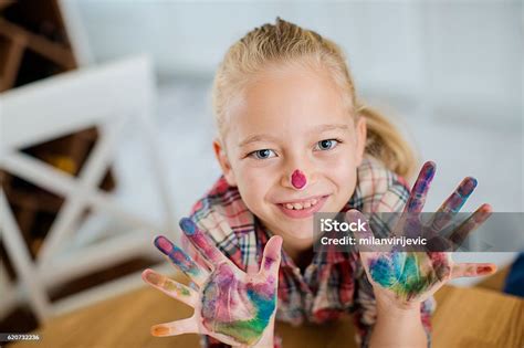 Gadis Kecil Dengan Hidung Dan Tangan Berwarna Foto Stok Unduh Gambar