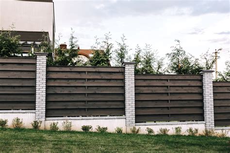 21 Fence On Slope Ideas For Your Backyard In 2025