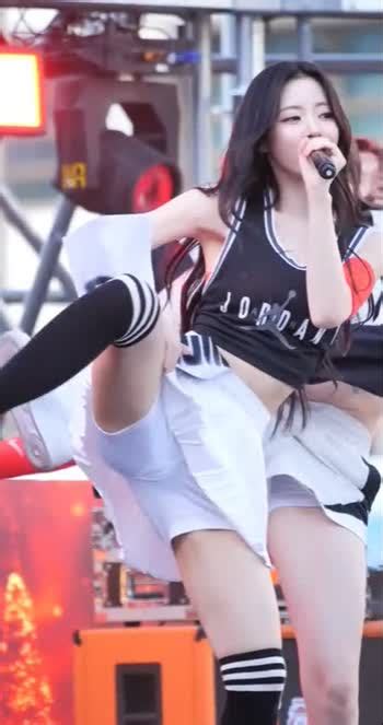 미야오 안나 발차기 쩍벌 도끼 디자인 흰속바지 케이돌