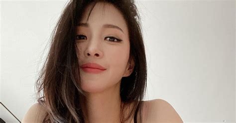 불혹 한예슬 블랙 슬립 원피스 입고 드러낸 타투명품 비주얼