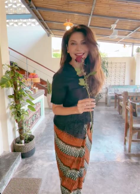 Kenakan Pakaian Adat Bali Cantiknya Tamara Bleszynski Khas Banget