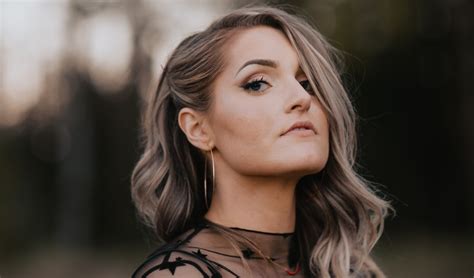 Portland Based Singer Songwriter Grace Graber Releases New Single Darkness Step Fwd Uk