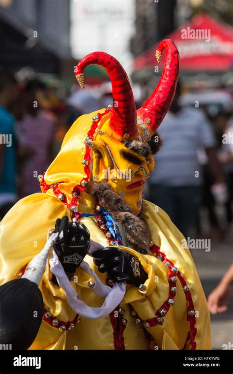 Cornuto Diablo O Diavolo Costume Nella Sfilata Di Carnevale A La Vega