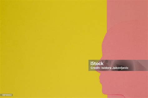 분홍색 종이 헤드가 등장하는 복사 공간과 분홍색 종이로 노란 종이 분홍색 평평한 디자인 아이디어에서 나오는 것 같은 창의적인 컨셉 개념에 대한 스톡 사진 및 기타 이미지