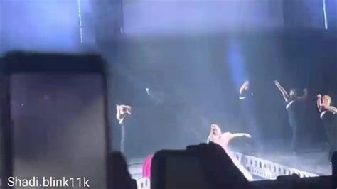 اجرای لیسا در روز اول سنگاپور چتری هاشو کنار زده خدایی خوشگل شده نماشا