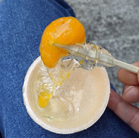 【酉の市】人生で初めて「あんず飴」を食べようとしたら、その仕組みに戸惑いまくり 素人には難しい食べ物だったッ！ ロケットニュース24