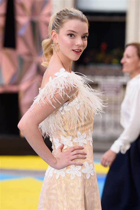 Anya Taylor Joy Scrolller
