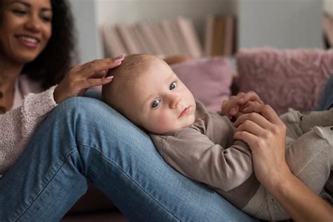 Famille de deux mamans ayant un bébé Photo Gratuite