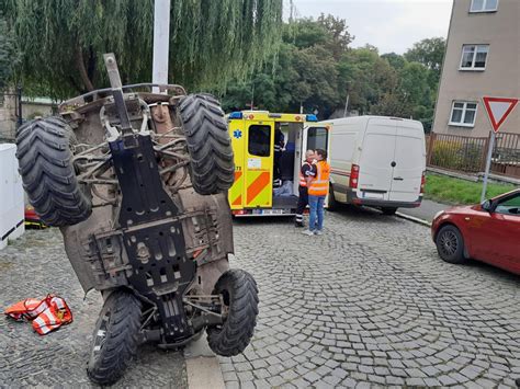 Opilý řidič Bez Ochranné Přilby Naboural Se čtyřkolkou V Kolíně Do