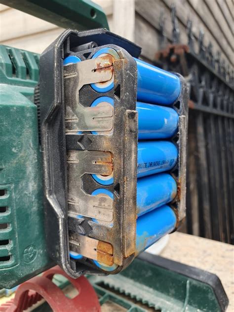 Why There Is Rust In Every Battery Modulw But In Different Pole R