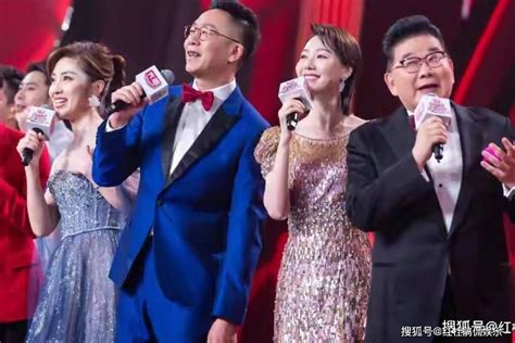 东方卫视春晚主持人两极分化，女的个个年轻漂亮，男的老龄化明显曹可凡金炜冯琳