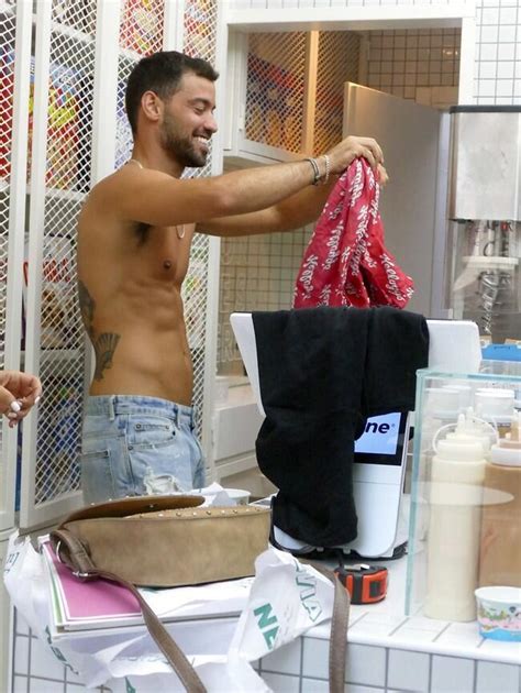 סקסי עמרי בן נתן מתפשט