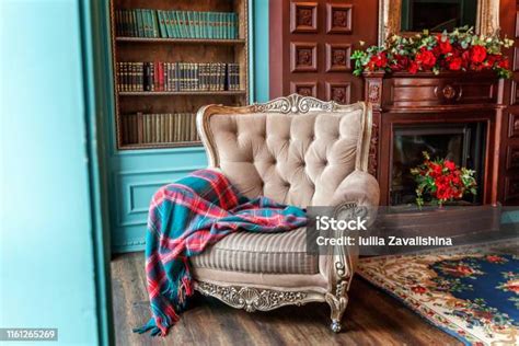 홈 라이브러리의 고급 클래식 인테리어 책장 책 안락 의자 소파 및 벽난로가있는 휴식 공간 0명에 대한 스톡 사진 및 기타 이미지