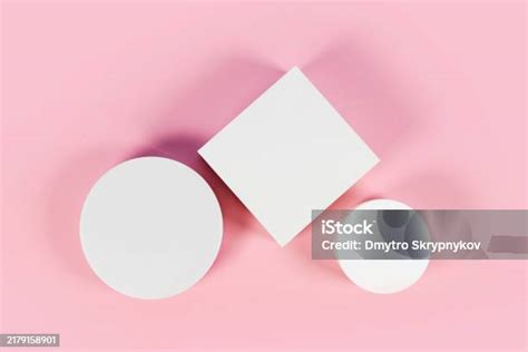 제품 프레젠테이션을 위한 분홍색 배경입니다 텅 빈 연단 모형 평면도 0명에 대한 스톡 사진 및 기타 이미지 0명 강단 개념 Istock