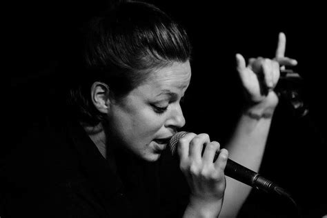 Miri Digitally Releases An Exclusive Live Version Of Her Christmas Song ‘tinsel Tree Fms