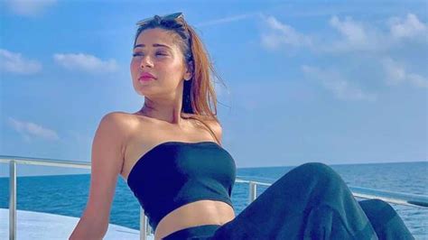 Tv Star Sara Khan To Star In Satirical Comedy Film Celebrities News