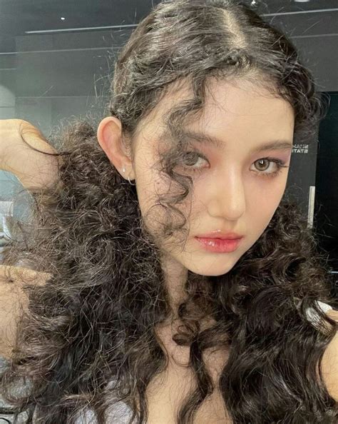 Pin By J̷u̷d̷ Sánz On New Jeans Curly Hair Styles Hair Kpop Girls