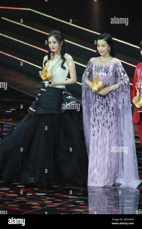 Chinese Actress And Singer Yang Mi Left Holds An Award At The Weibo