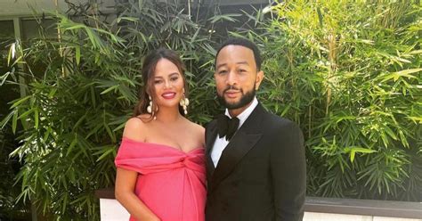 جون ليجند وكريسي تيغين يرحبان بمولودهما الجديد Et بالعربي