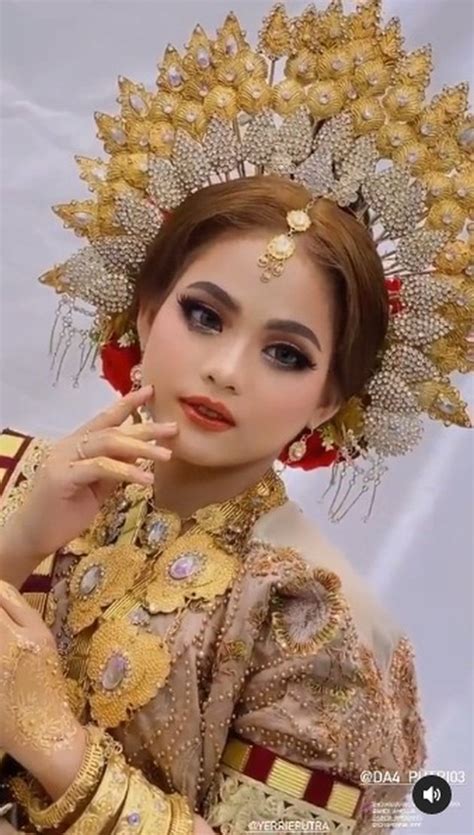 Super Stunning These Are 8 Portraits Of Putri Da In Traditional Bugis Attire