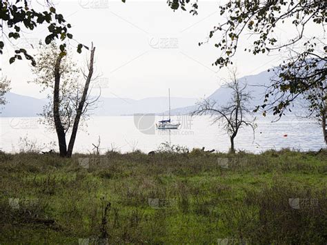 孤独的小船在海湾里