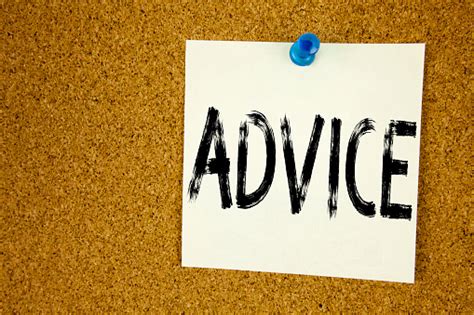 개념적 손의 조언을 보여주는 텍스트 캡션 영감을 쓰기입니다 스티커 메모 알림 코르크 배경 복사 공간에 제안 지침 개념에 대 한 비즈니스 개념 It 지원에 대한 스톡 사진 및