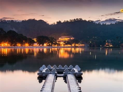 Kandy Lake Historisk Mystisk Og Naturskøn Sø I Sri Lanka