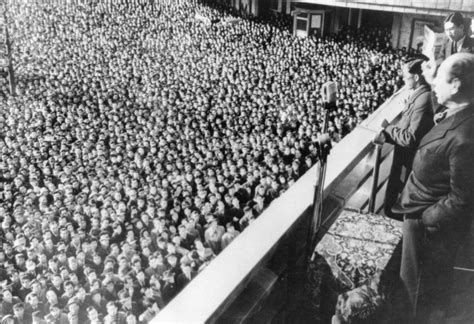 共産党書記長の徳田球一の演説を聞くために集まった群衆 昭和館デジタルアーカイブ