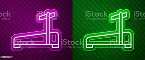 보라색과 녹색 배경에 고립 된 빛나는 네온 라인 러닝 머신 기계 아이콘 벡터 강사에 대한 스톡 벡터 아트 및 기타 이미지 강사 건강한 생활방식 걷기 Istock