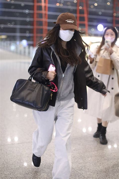 周雨彤一路小跑赶飞机 皮衣公文包超有秩序感 搜狐大视野 搜狐新闻