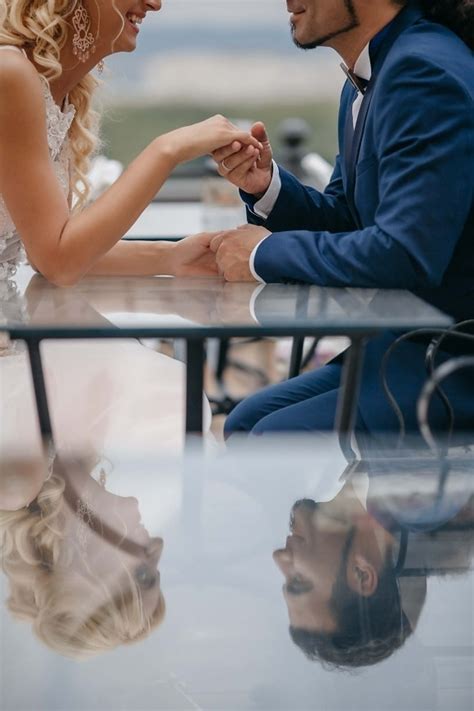 무료 사진 웨딩 신부 신랑 친구 대부 우정 아키텍처 빌딩 오래 된 사람들