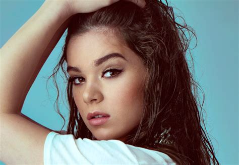 4223x2938 Resolution Hailee Steinfeld Pitch Perfect Actress 2018