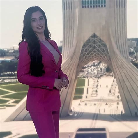 ‎elnaz Kiani الناز كيانی‎ ‎ میاد روزی که با خود آزادی شهیاد عکس بگیرم 💚🤍 ️ زنزندگیآزادی