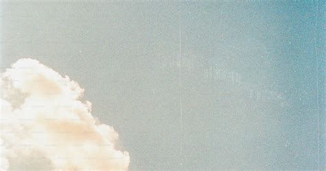 구름이 낀 푸른 하늘을 나는 비행기 사진 Unsplash의 필름 이미지