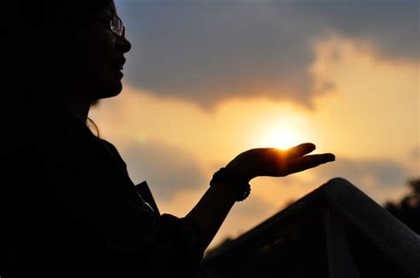 女孩手托太阳图片素材 女孩手托太阳设计素材 女孩手托太阳摄影作品 女孩手托太阳源文件下载 女孩手托太阳图片素材下载 女孩手托太阳背景素材 女孩