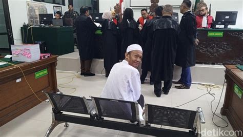 Senyum Yosep Di Sidang Saat Didakwa Pembunuhan Berencana Tuti Amel