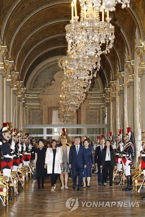 파리시청 방문한 문 대통령 연합뉴스