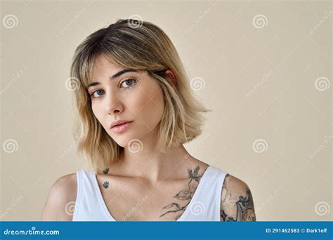 Cool Blonde Gen Z Girl Mooi Gezicht En Tatoeages Op Beige Achtergrond