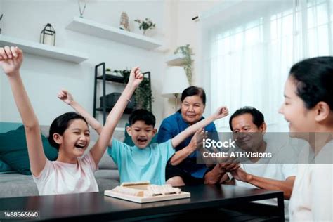 Keluarga Asia Terikat Bersama Bermain Permainan Papan Di Rumah Selama