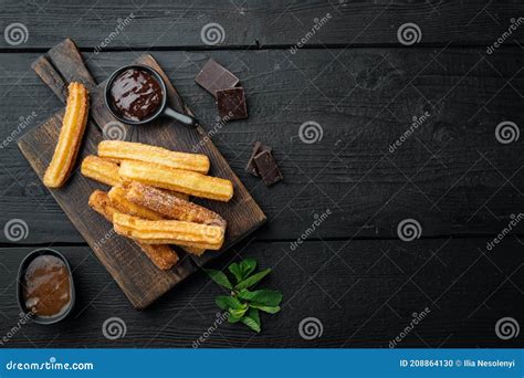Churros De Postres Tradicionales Españoles Con Azúcar Y Chocolate Sobre