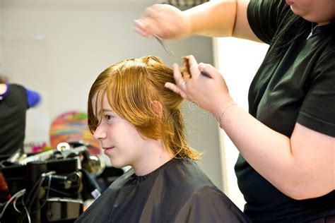 Junge Mit Dem Langen Haar Am Friseur Stockbild Bild Von Jugendlich