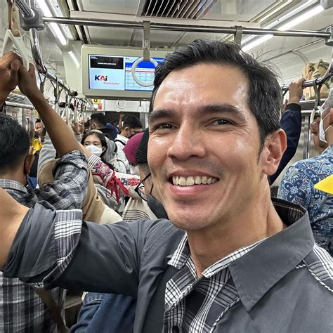 Pernah Disorot Saat Naik Krl Ini 7 Potret Sederhana Adrian Maulana Pilih Makan Di Kantin