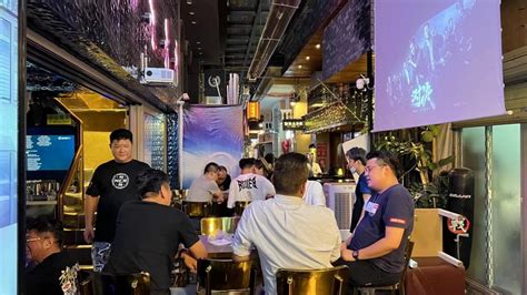 酒肆巷子水尾村，音乐会馆文创尊 动能智库创始人，以及酒肆街小酒馆创始人、动能智库院长戴欣明，动能智库副院长、营销学院、新媒体学院院长蔡恒儿，汴河书院文学院院长王玉祥，酒肆街投资人杨涛，酒肆街
