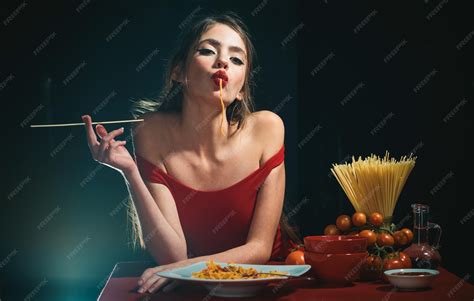 Premium Photo Young Sexy Woman Eating Tasty Pasta On Black