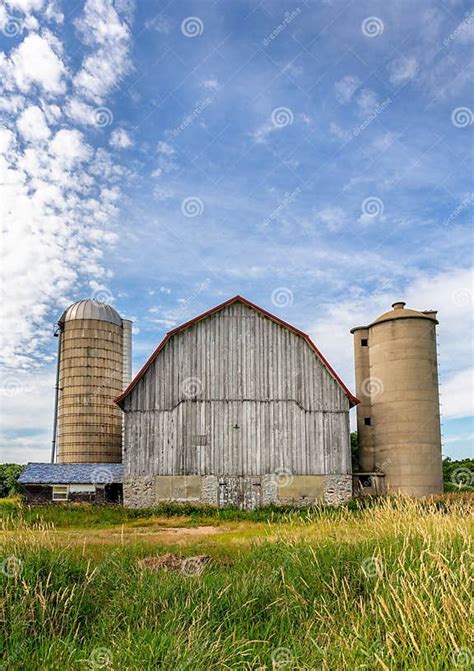 Granero Blanco Con Dos Silos Foto De Archivo Imagen De Azul Granero 180965118